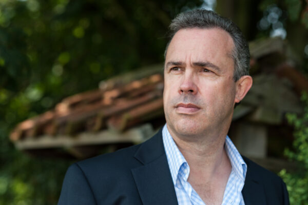 SIMON NEAL – Howard Bard in der Uraufführung von „The Listeners“ in ...